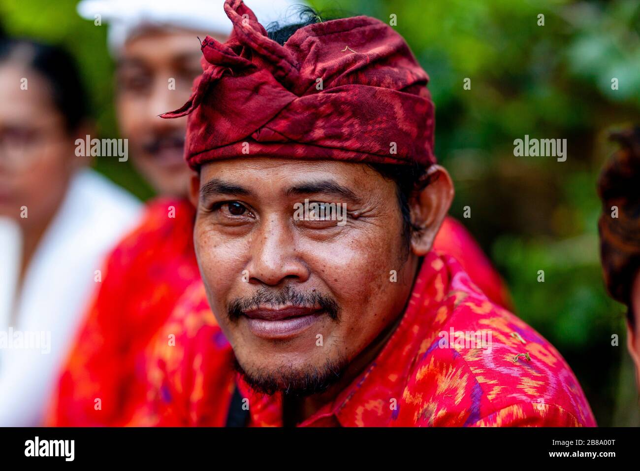 Balinese man in traditional costume hi-res stock photography and images ...