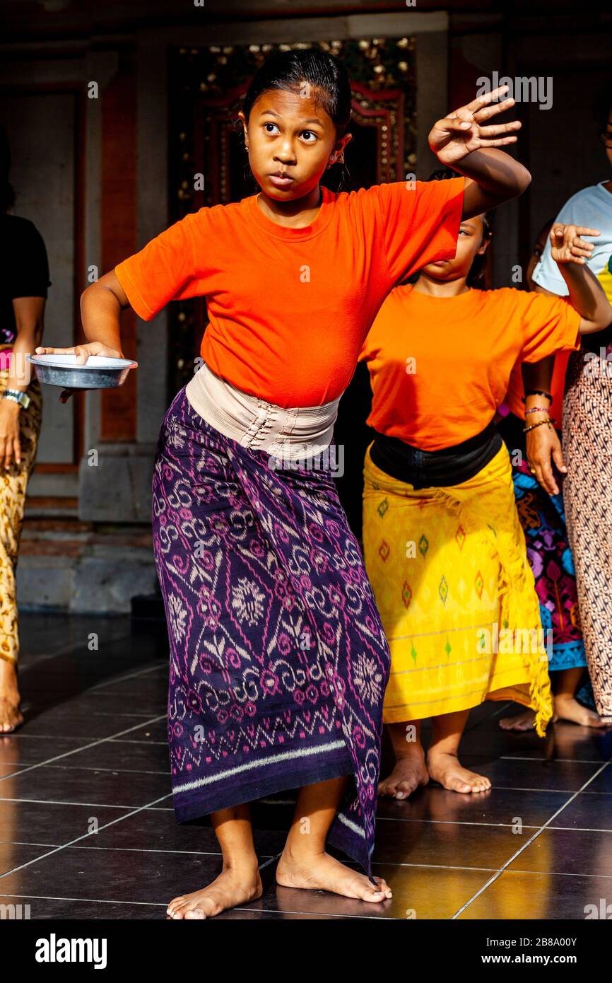 Traditional balinese dance ubud palace hi-res stock photography and ...