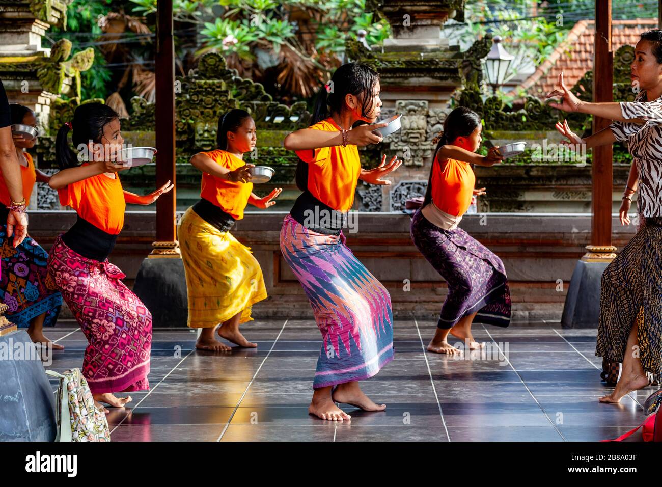 Traditional balinese dance ubud palace hi-res stock photography and ...