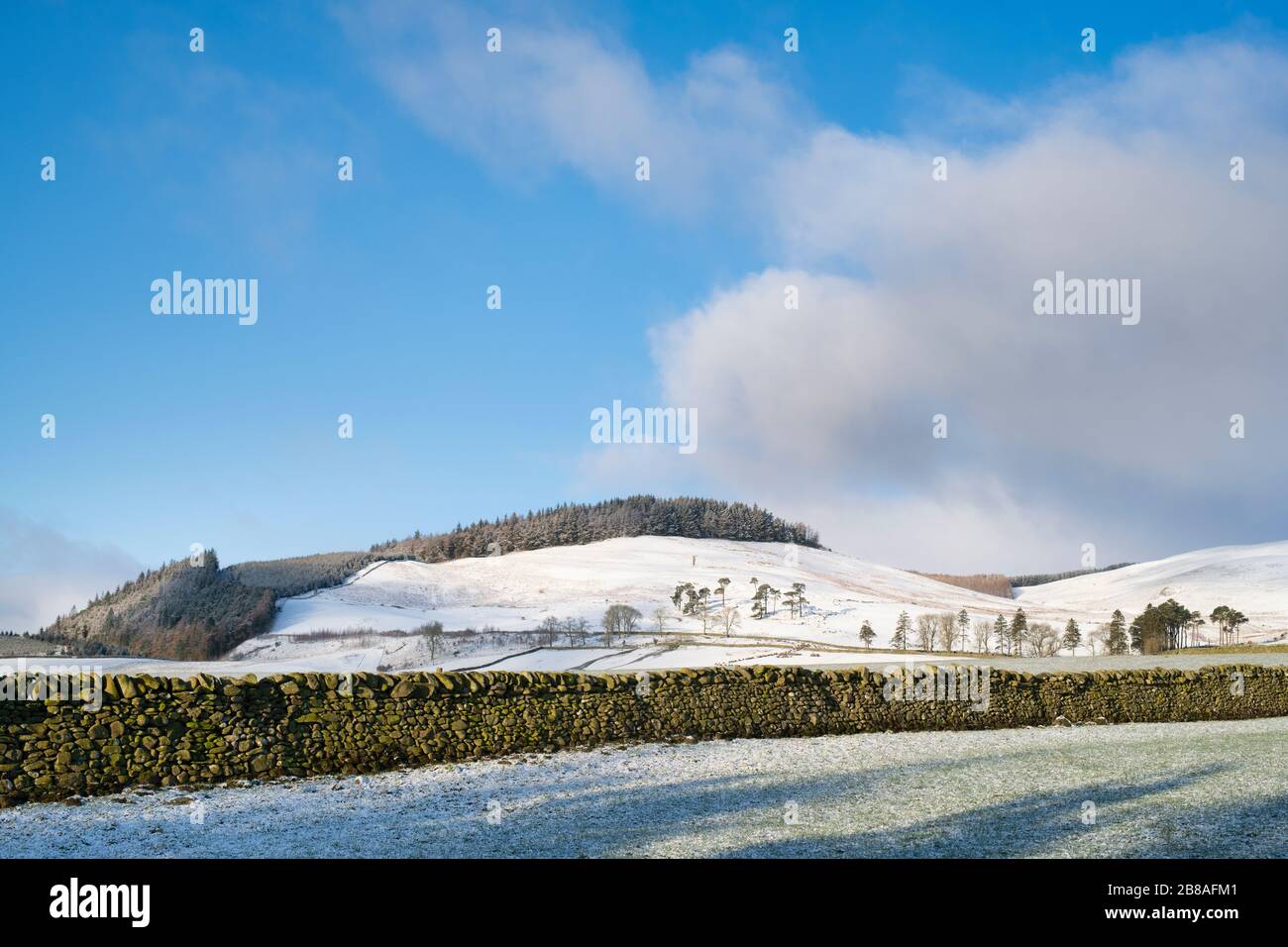 Snow covered dry stone wall hi-res stock photography and images - Alamy