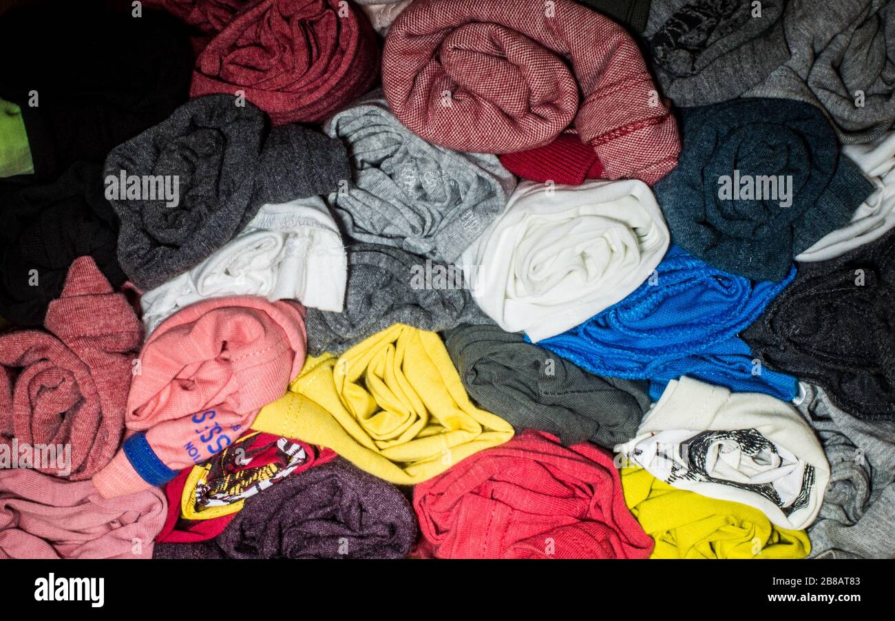 Wardrobe organised technique for t-shirts, fabrics, in small drawer ...