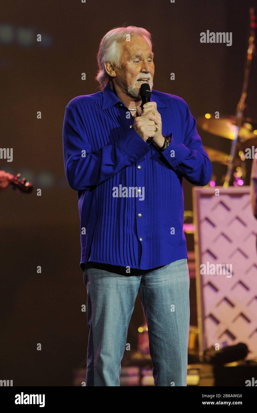 HOLLYWOOD FL - JANUARY 28 : Kenny Rogers (after Plastic Surgery ...