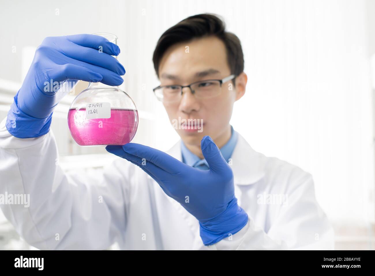 Microbiology lab petri pink hi-res stock photography and images - Alamy