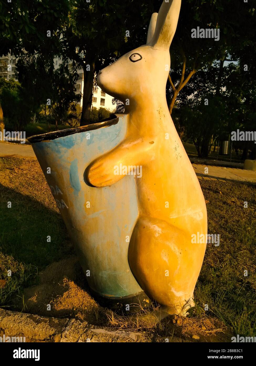 A picture of dustbin Stock Photo - Alamy