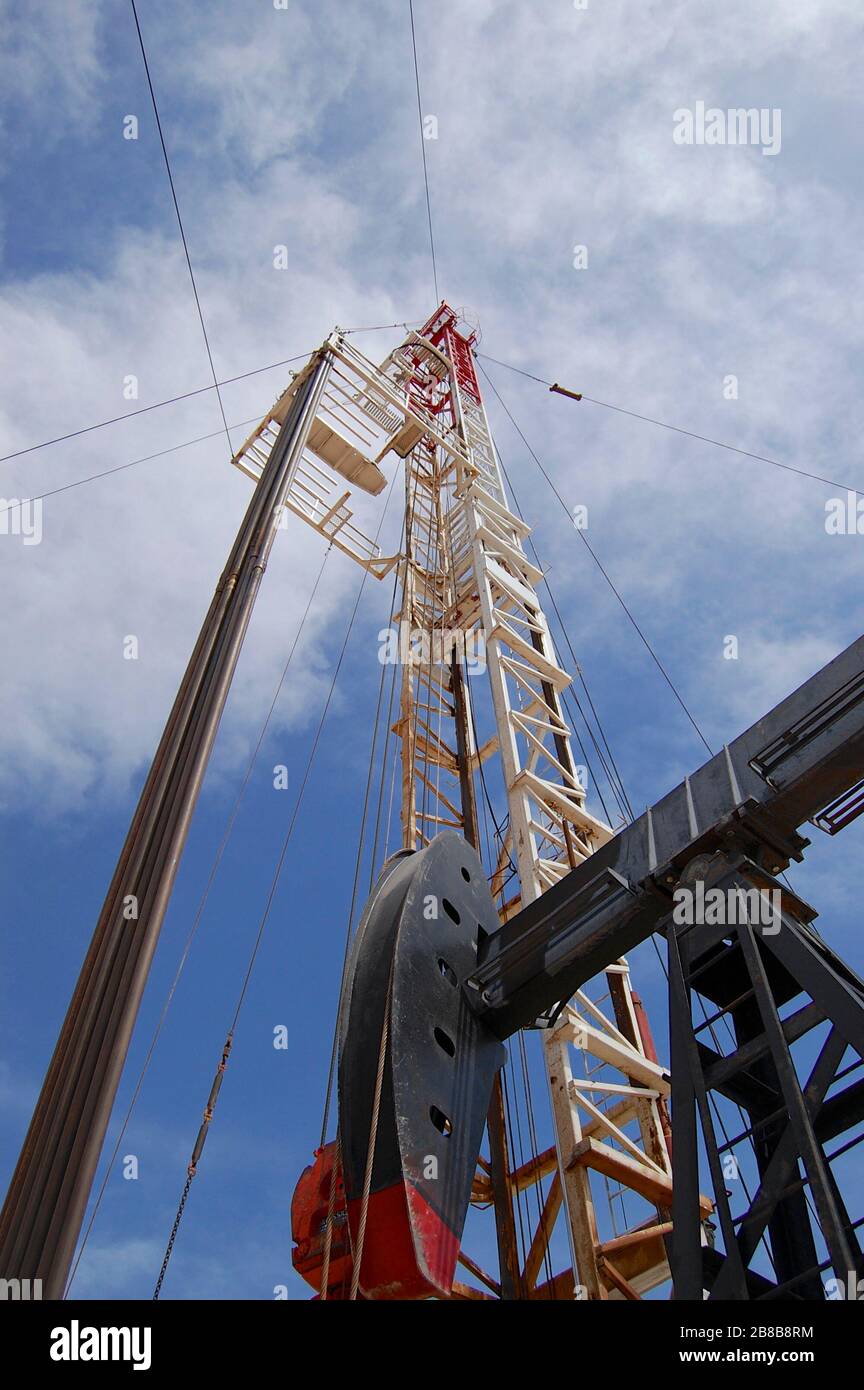 Pulling Unit and Pumping unit in Permian Basin Oilfield - West Texas ...