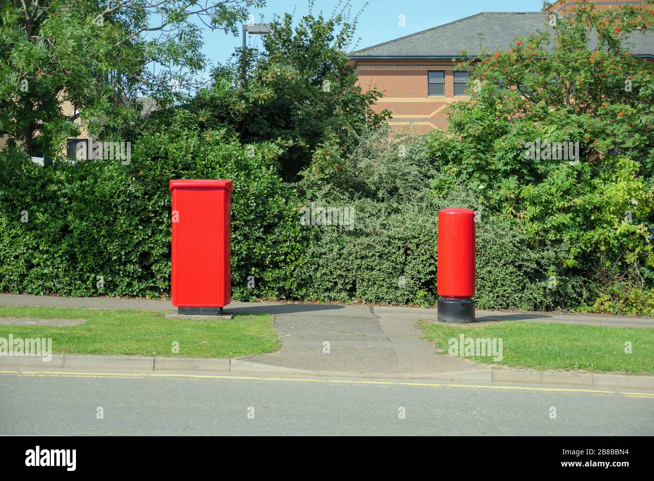 Red post office letter boxes uk hi-res stock photography and images - Alamy