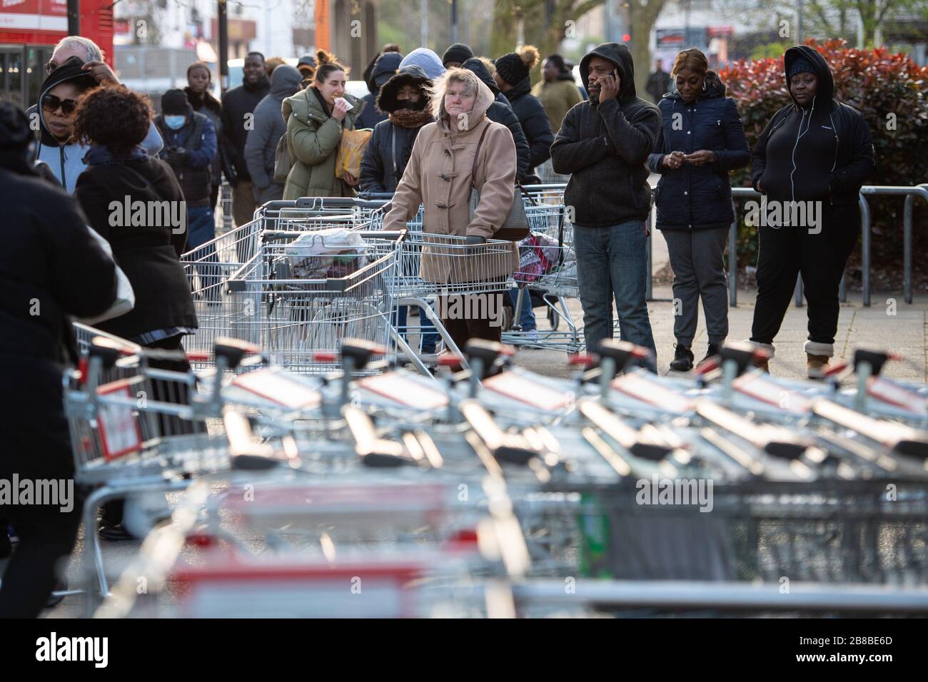 Aldi uk queue hi-res stock photography and images - Alamy