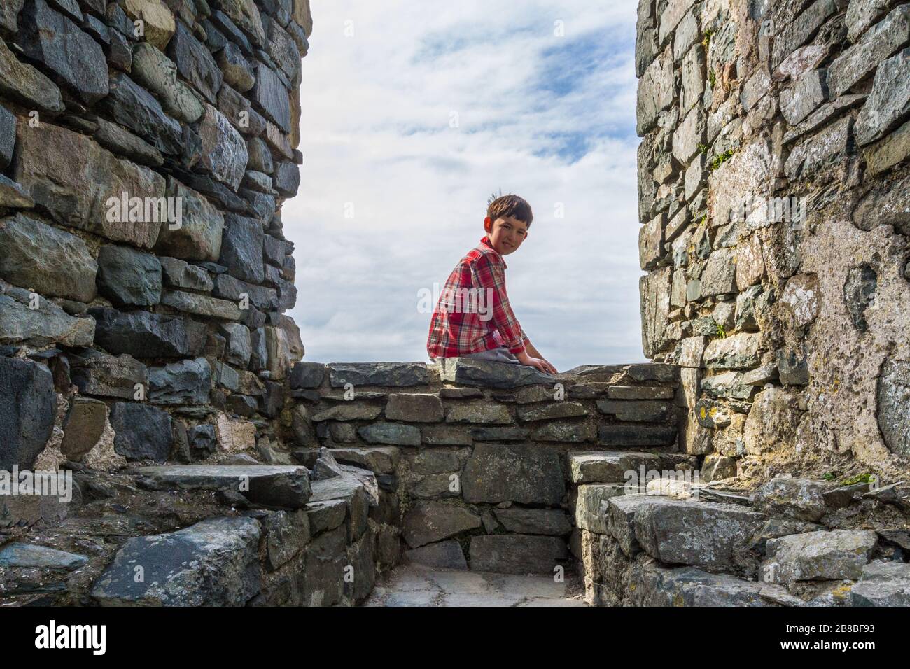 Boy gaze window hi-res stock photography and images - Alamy