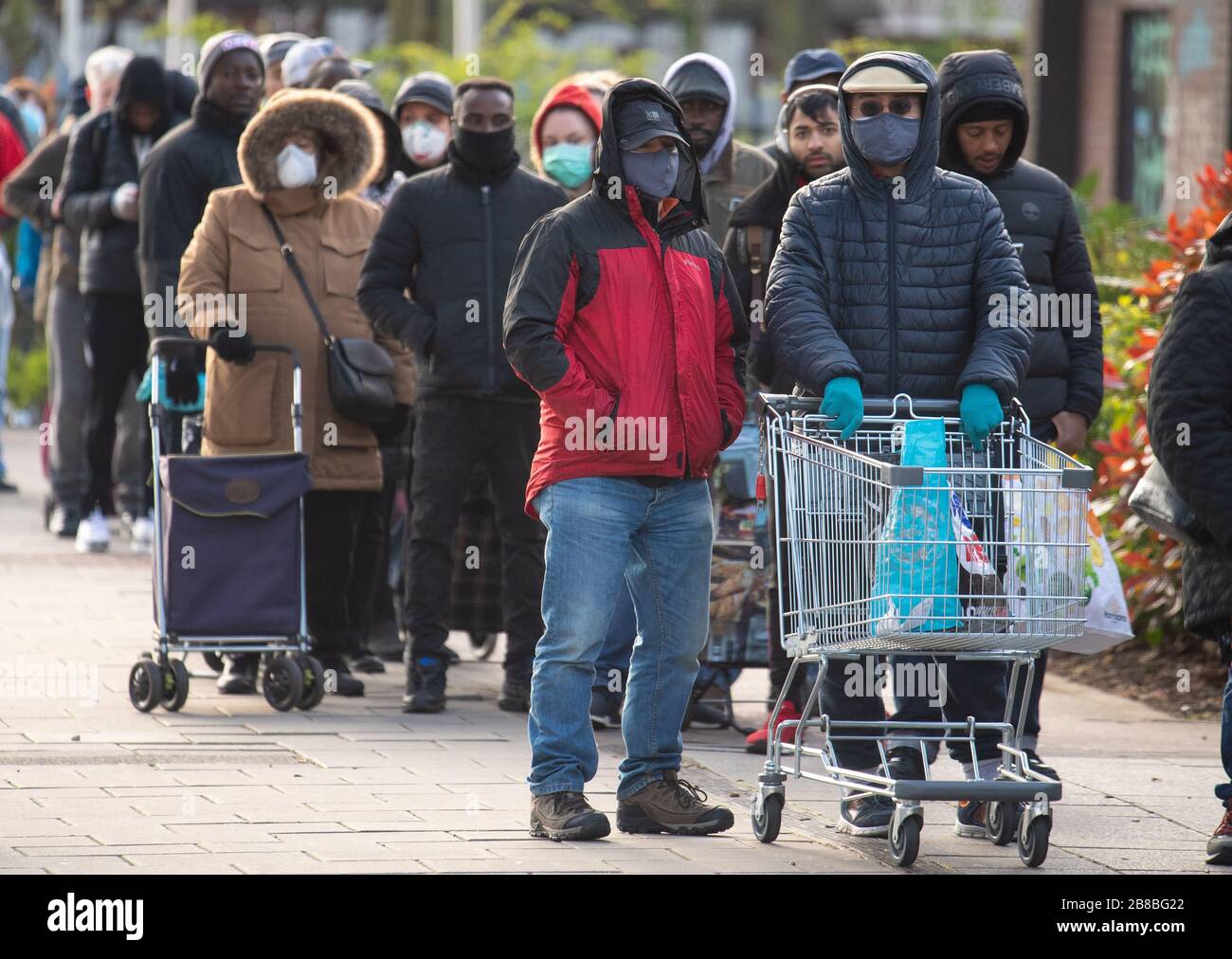 Aldi uk queue hi-res stock photography and images - Alamy