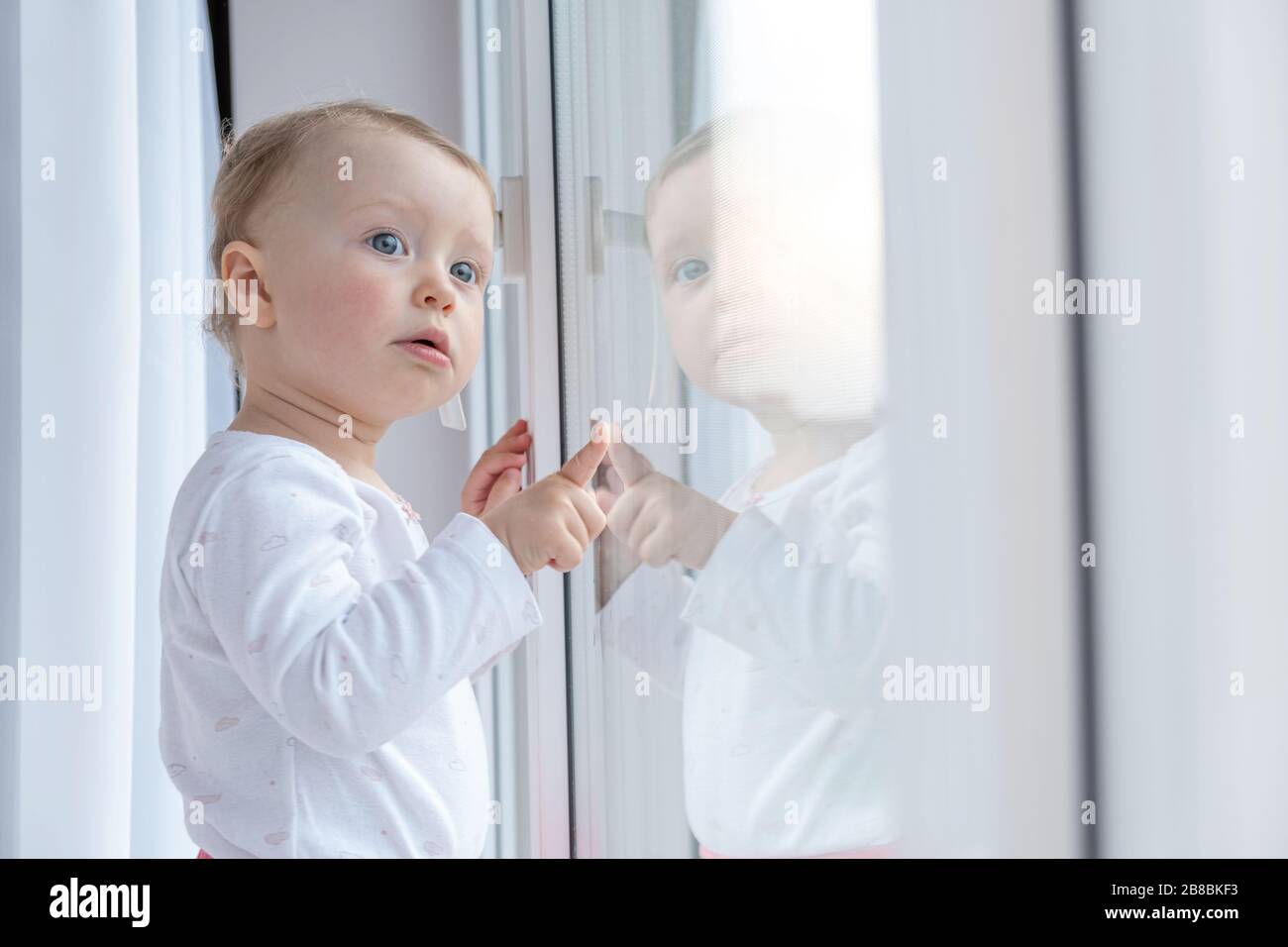 Look looks looking child children hi-res stock photography and images ...