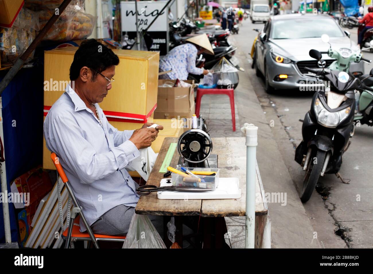 Indian man old sewing machine hi-res stock photography and images - Alamy