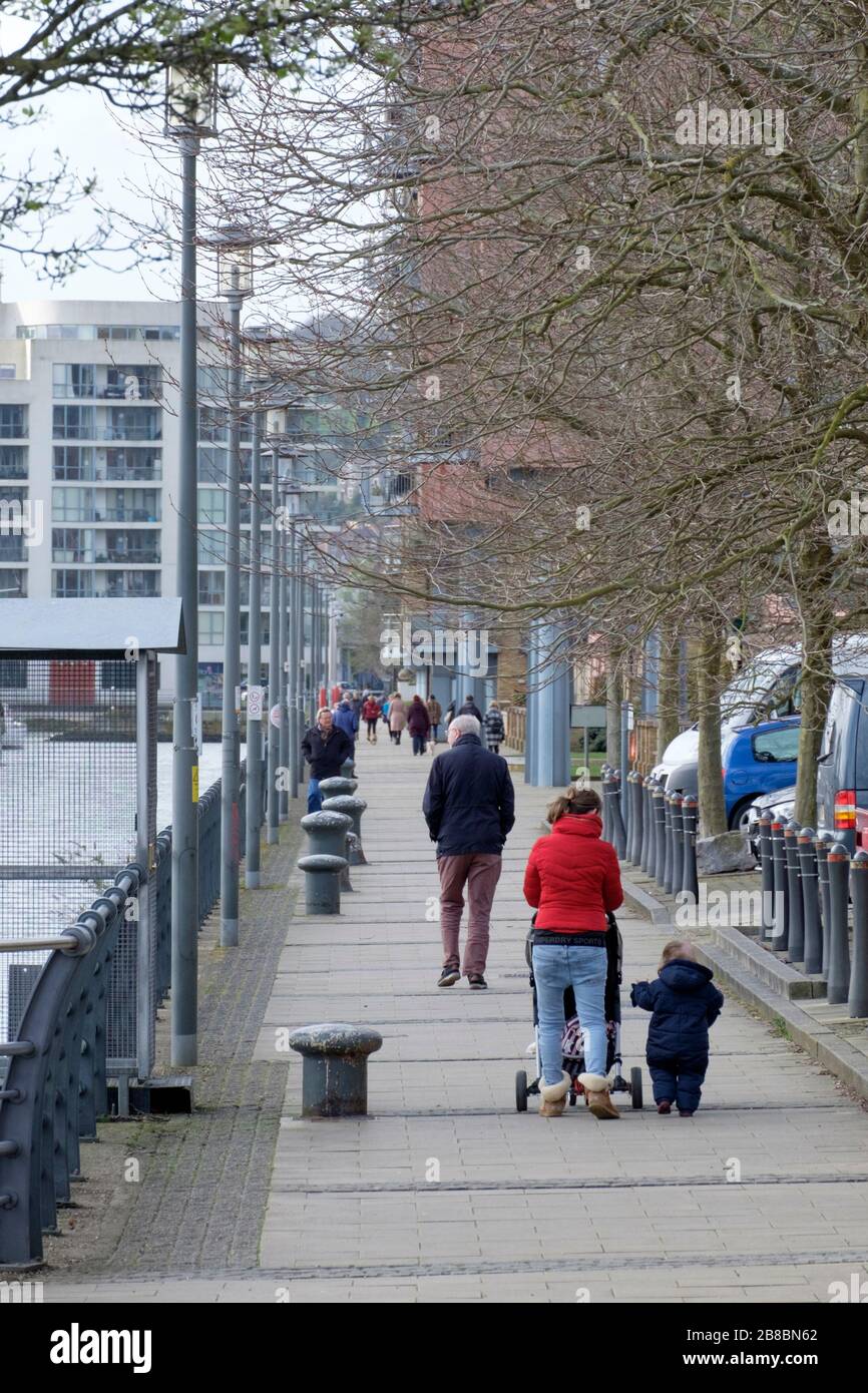 People walking along a quay hi-res stock photography and images - Alamy