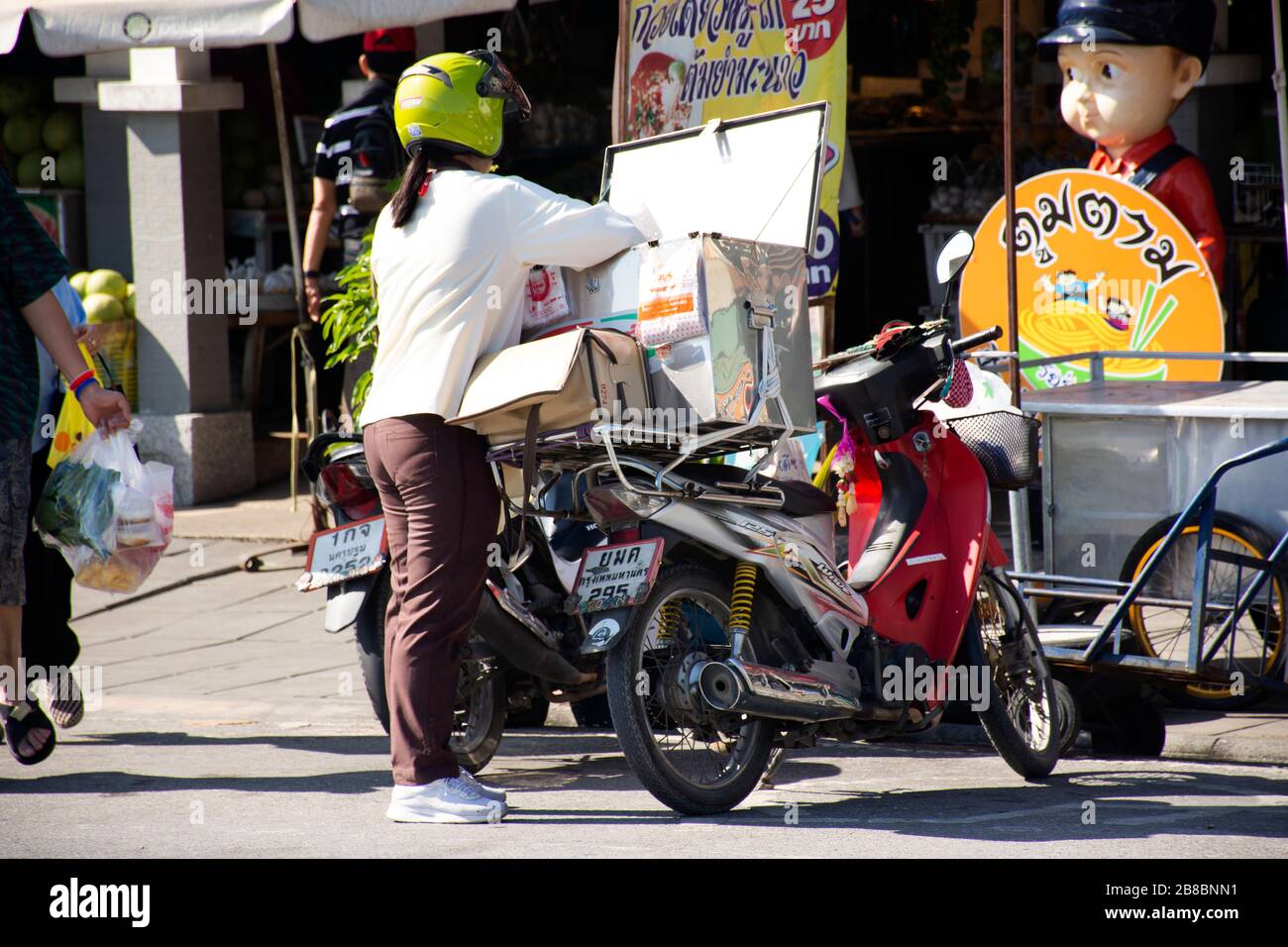 NAKHON PATHOM, THAILAND - NOVEMBER 26 : Thai women food drinks delivery ...