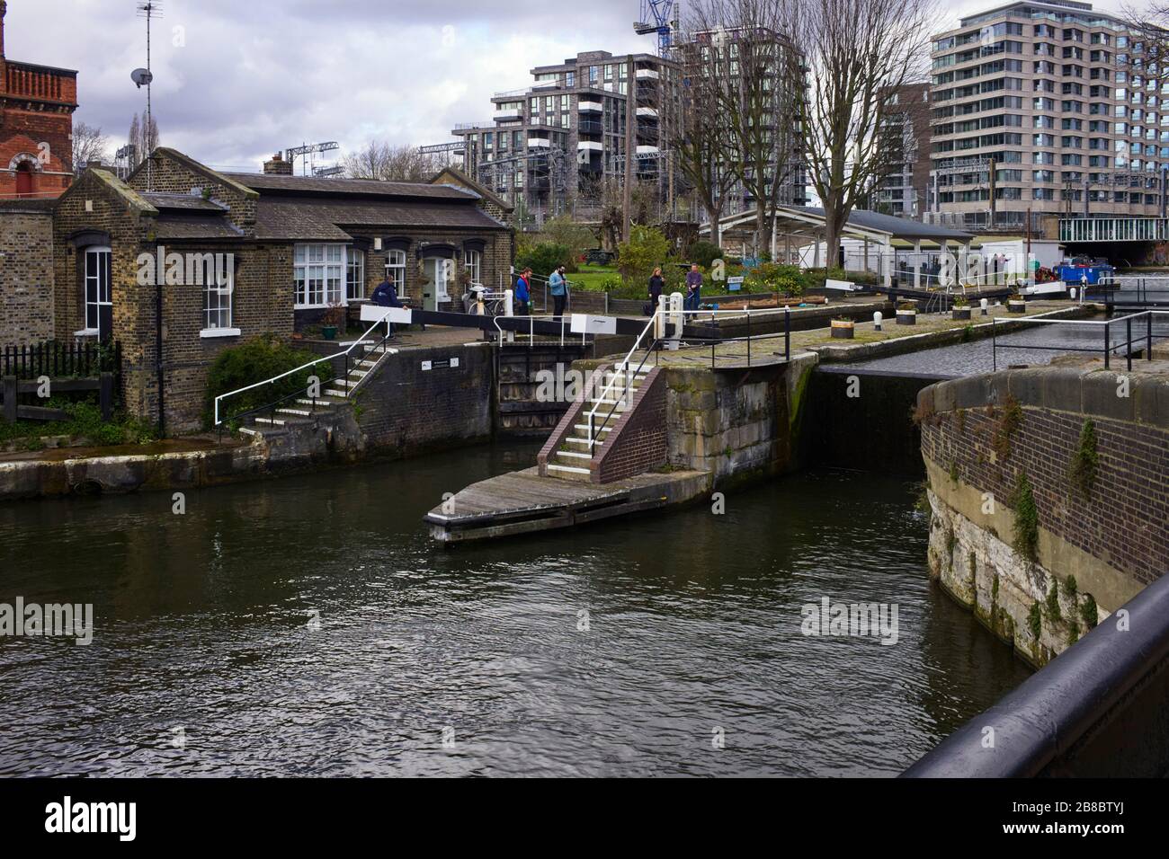 Regents park london gates hi-res stock photography and images - Alamy