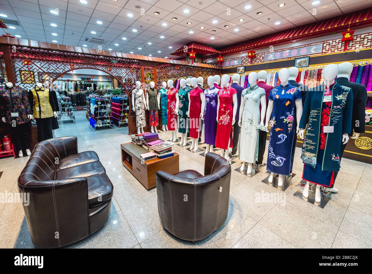 Traditional chinese clothes shop hi-res stock photography and images ...
