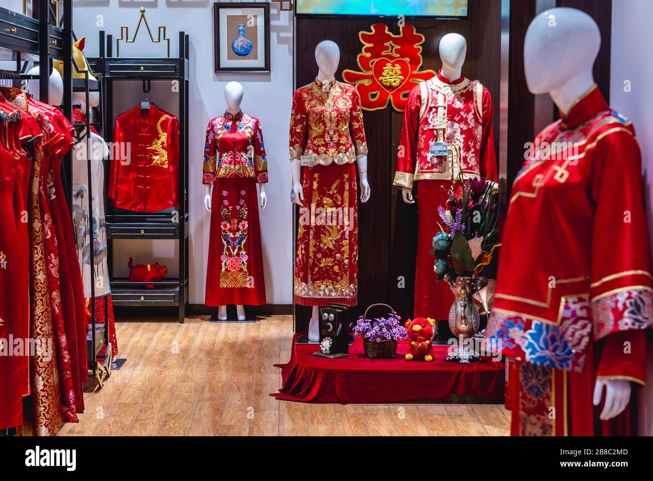 Traditional chinese clothes shop hi-res stock photography and images ...