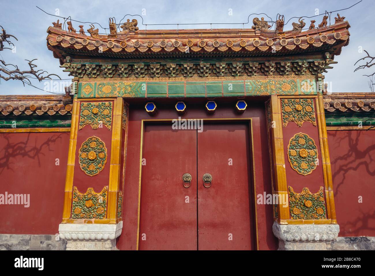 Red door with knocker in Jingshan Park in Beijing, China Stock Photo ...