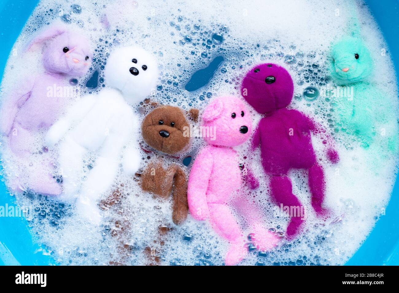 Soak rabbit dolls with bear toys in laundry detergent water dissolution ...