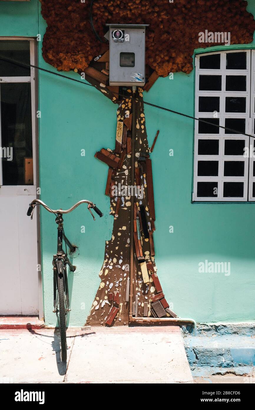 House with bicycle hi-res stock photography and images - Alamy