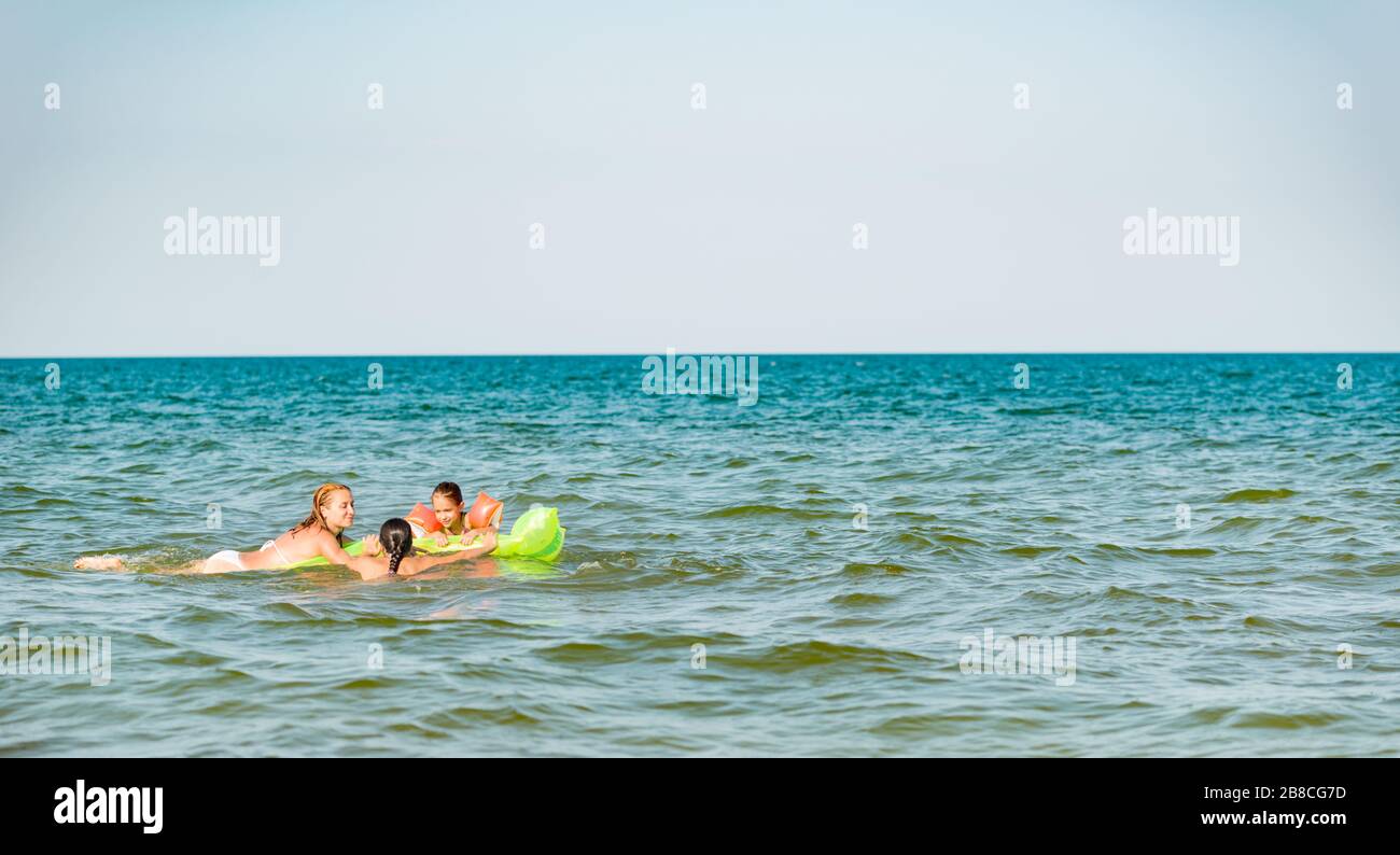Three little girls rear view hi-res stock photography and images - Alamy