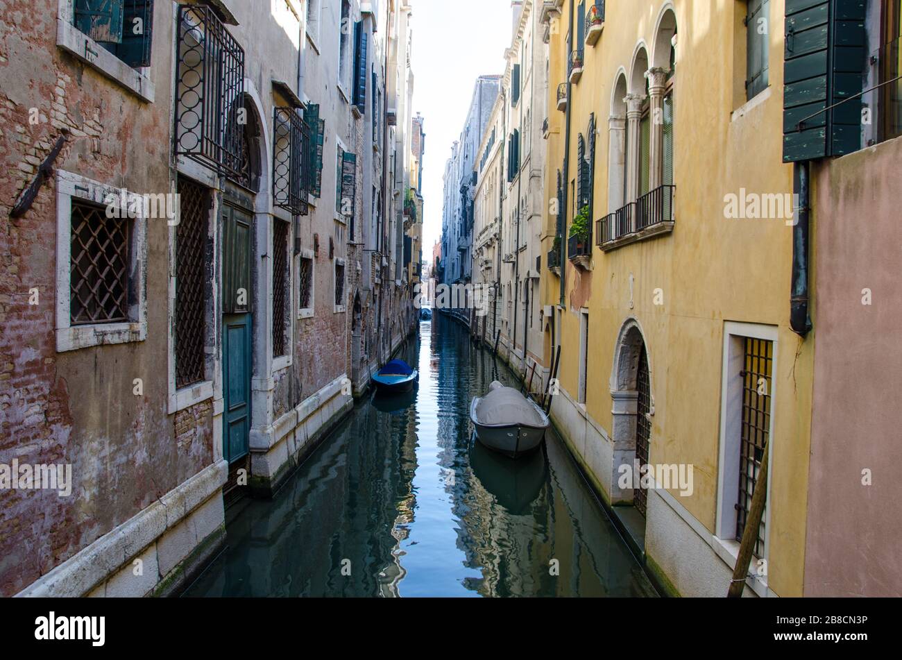 piccole barche in un canale a venezia Stock Photo - Alamy