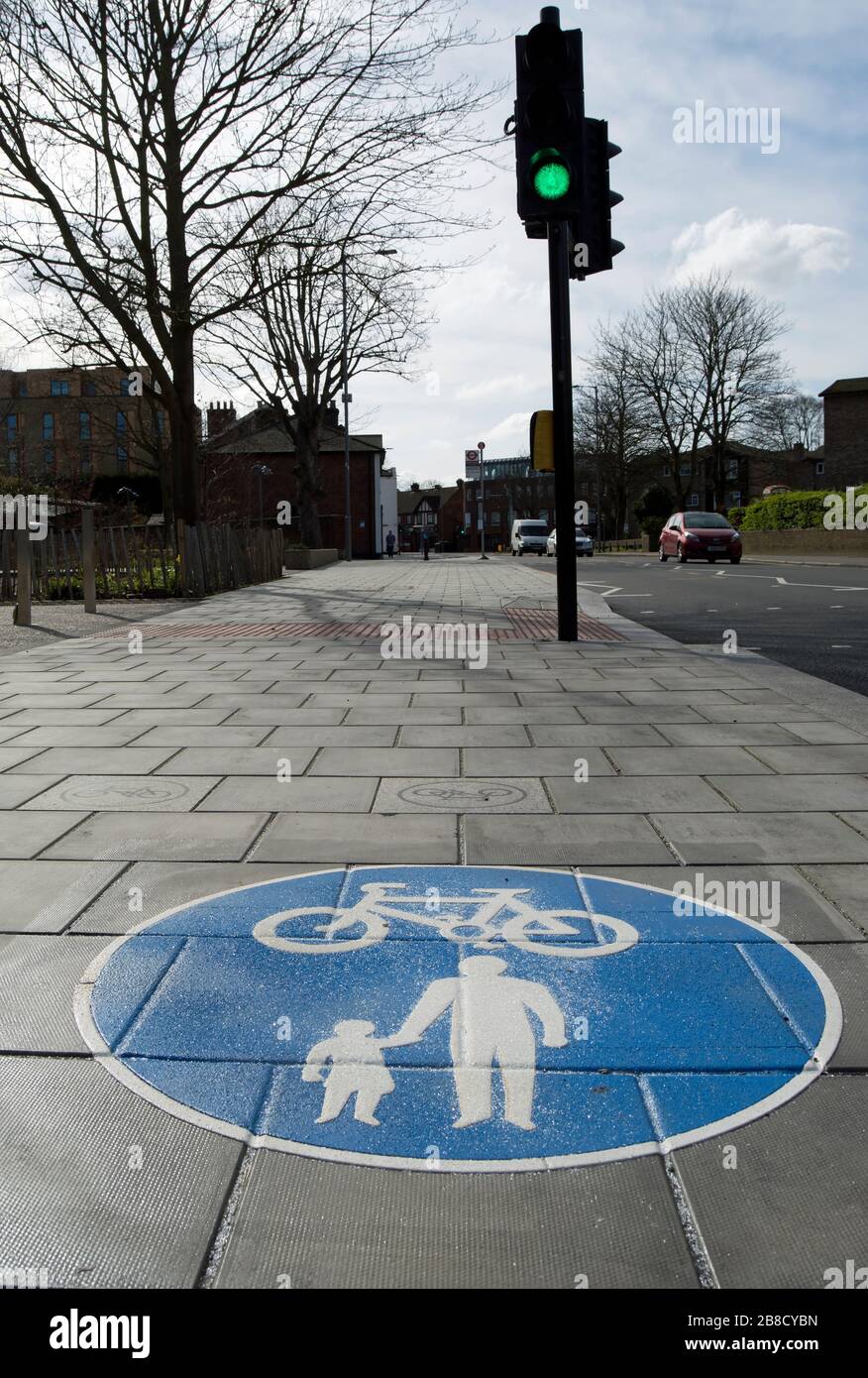 Shared path sign signs hi-res stock photography and images - Alamy