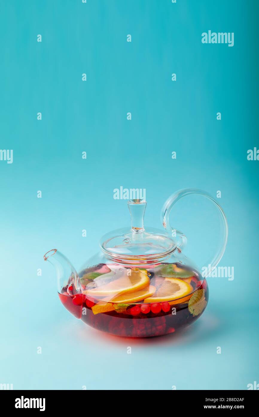 Fresh fruit tea in transparent teapot with berry Stock Photo - Alamy