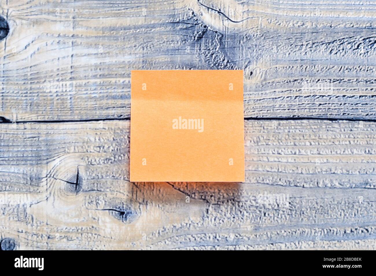 A blank post it on wooden background Stock Photo - Alamy