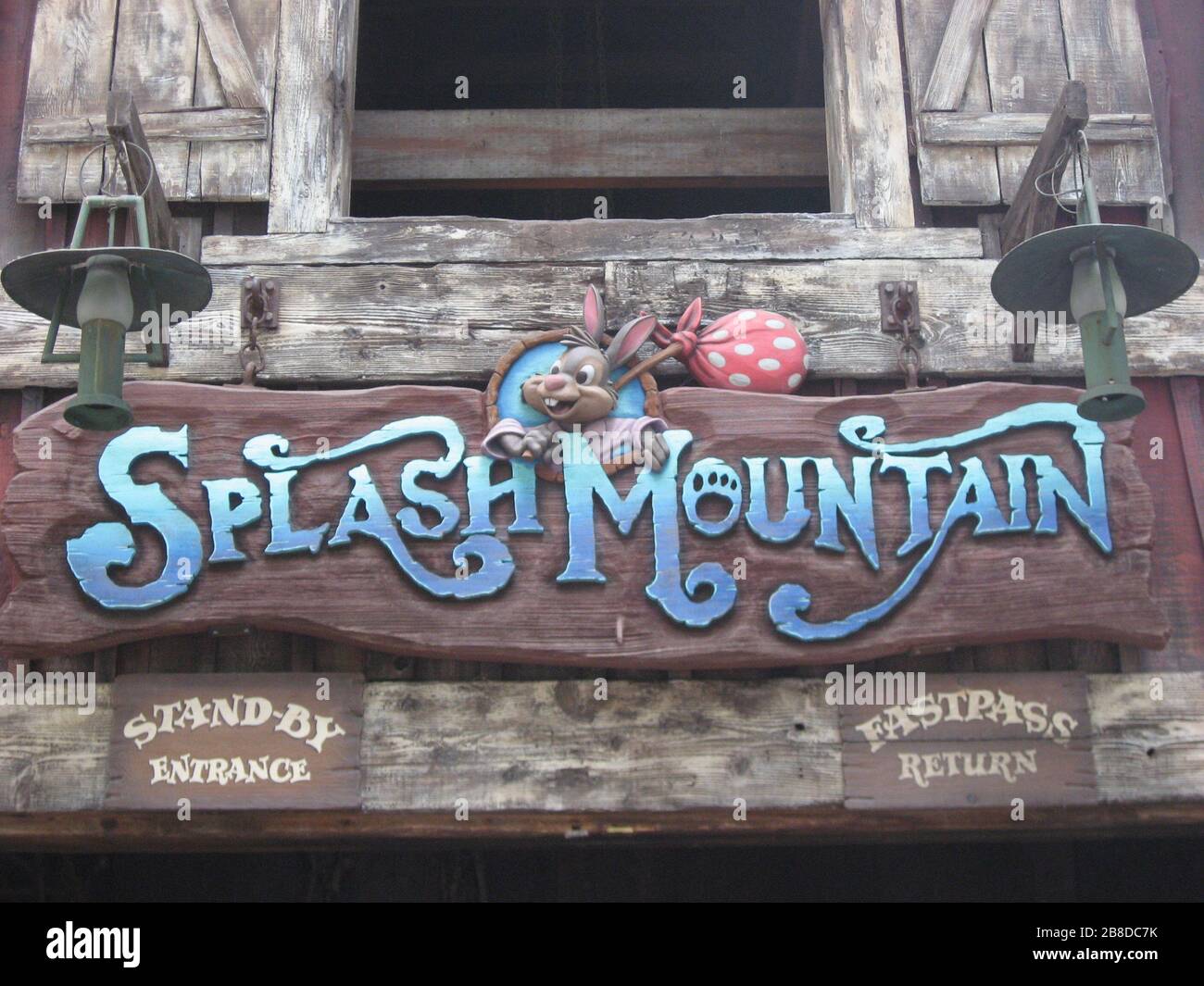 Splash mountain sign at disneyland hi-res stock photography and images ...
