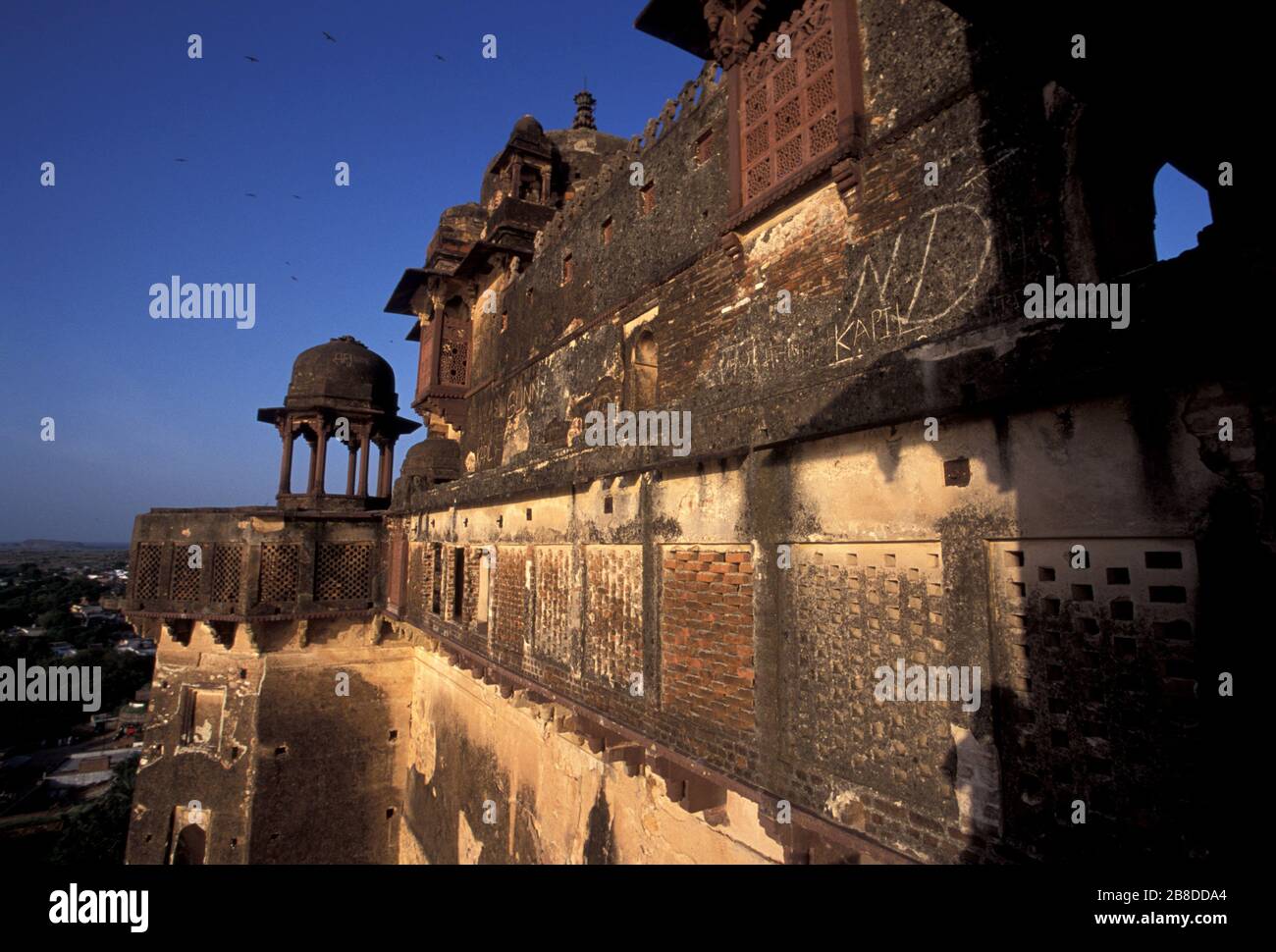 Bir Singh Palace at sunset, Datia Madhya Pradesh Stock Photo - Alamy