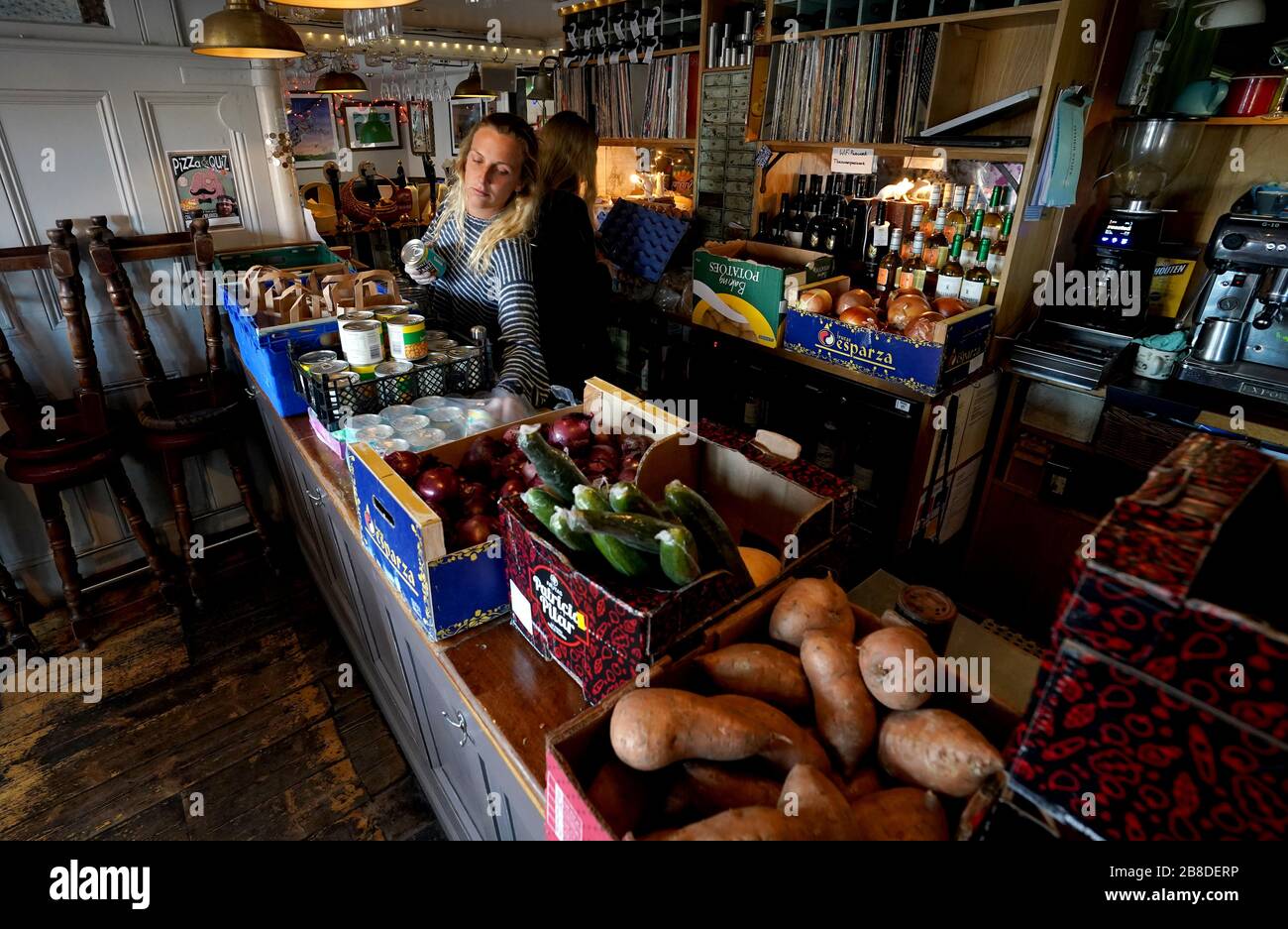 Swan inn hi-res stock photography and images - Alamy