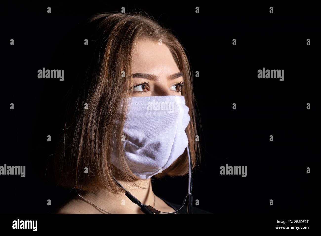 Protective respiratory mask for people that reduces the risk of ...