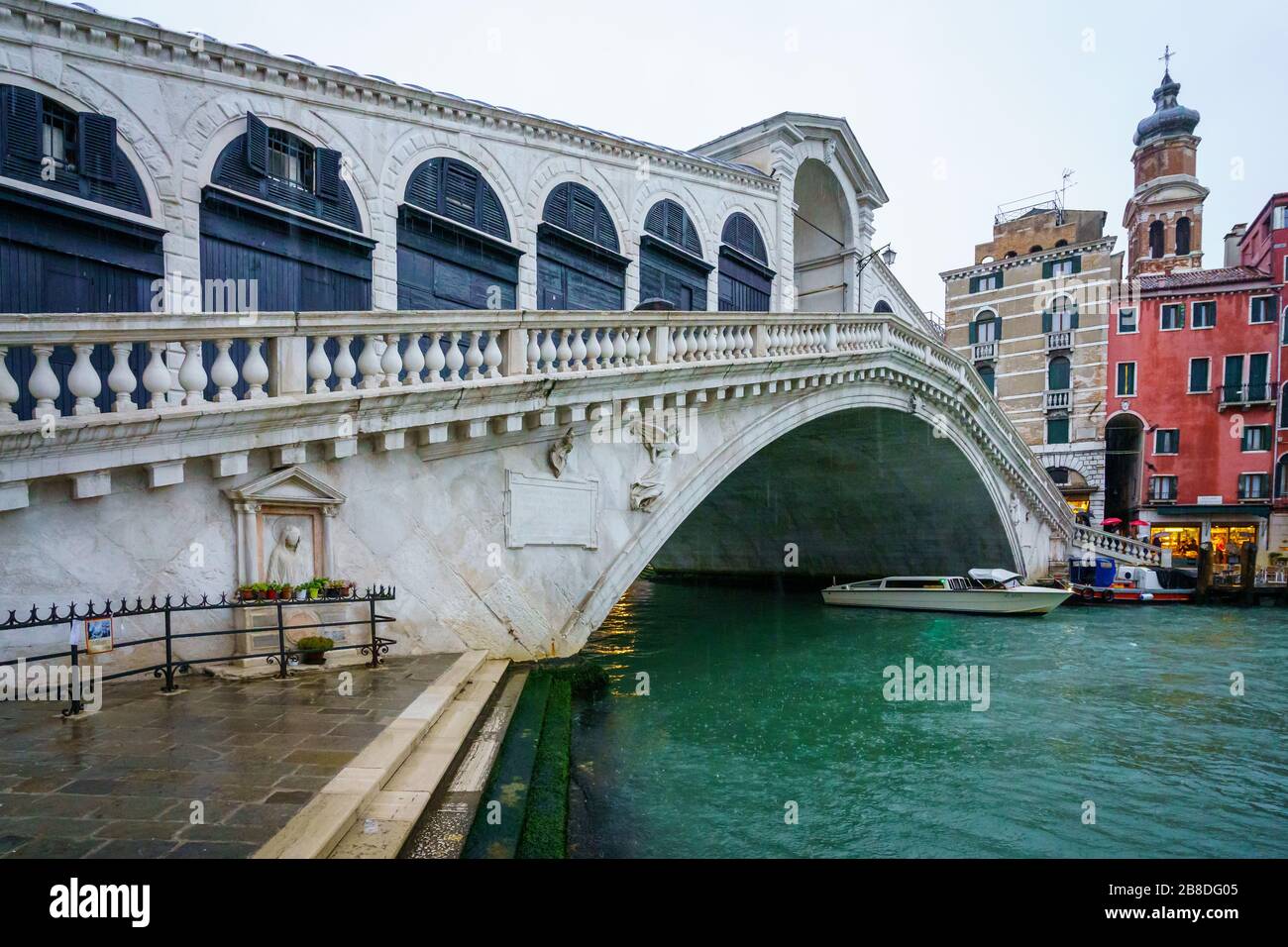 Old and white marble bridge in venice hi-res stock photography and ...