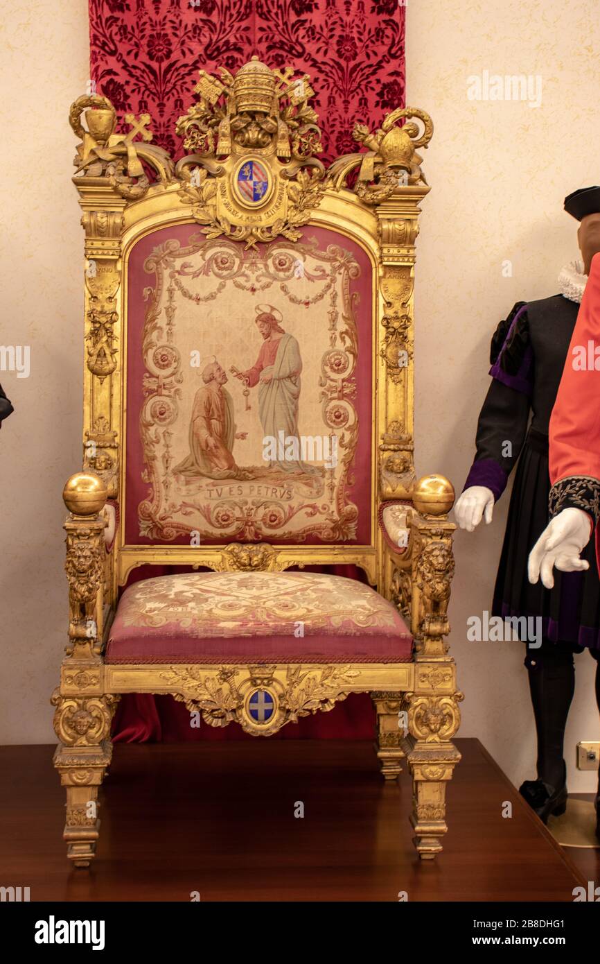 Avignon papal room hi-res stock photography and images - Alamy