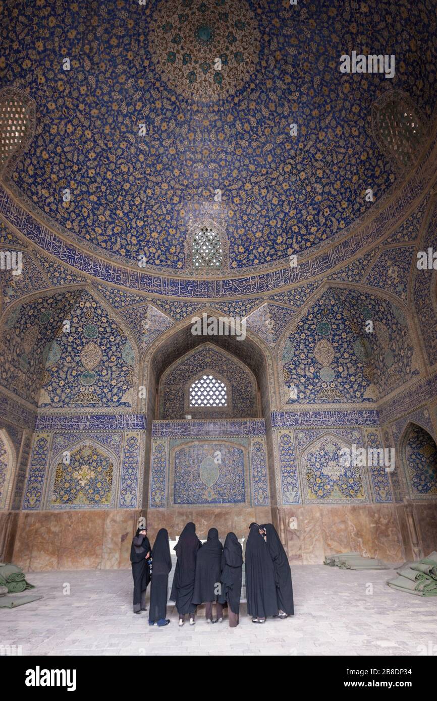 Women inside imam mosque hi-res stock photography and images - Alamy