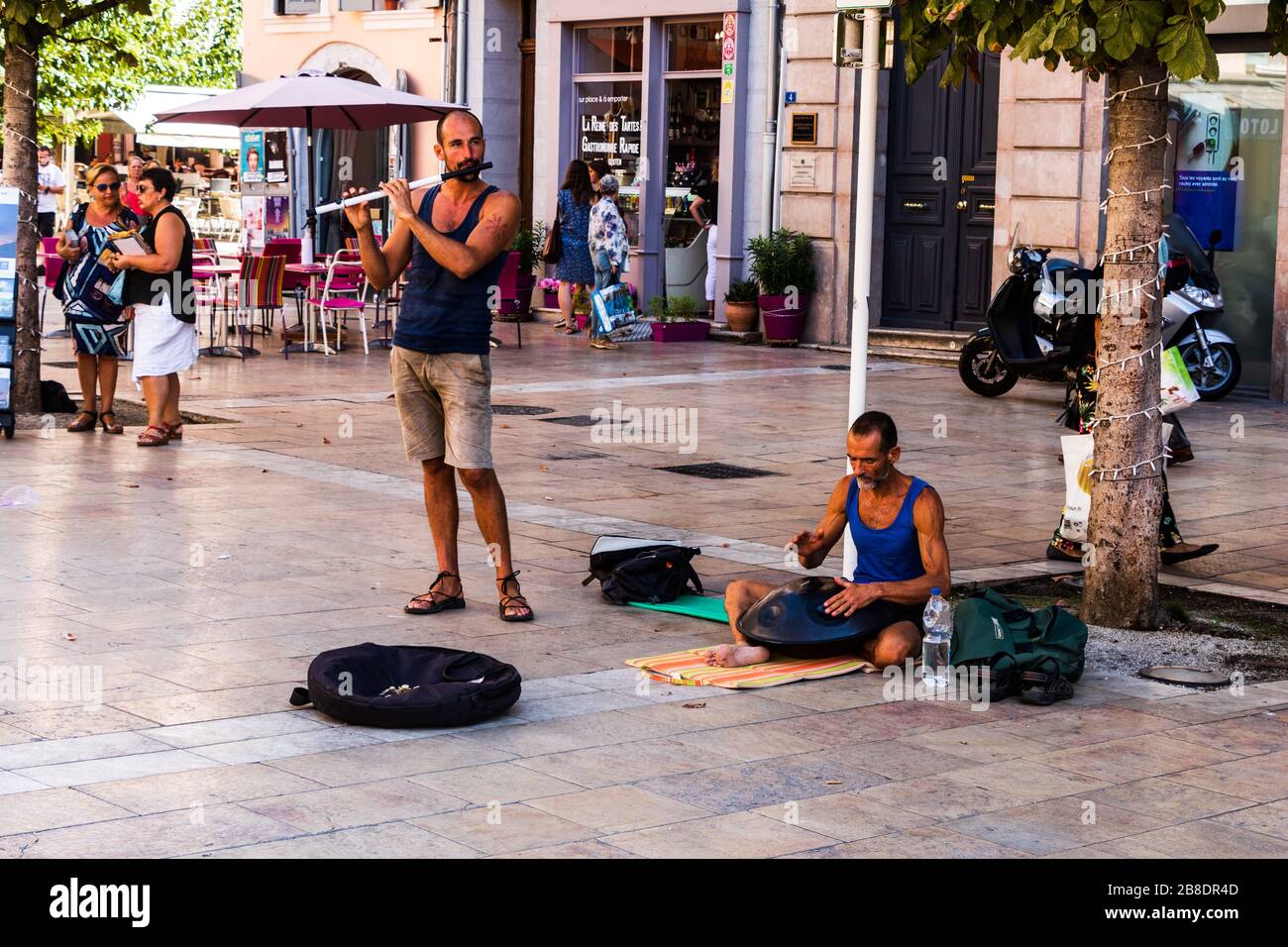 Street buskers hi-res stock photography and images - Alamy