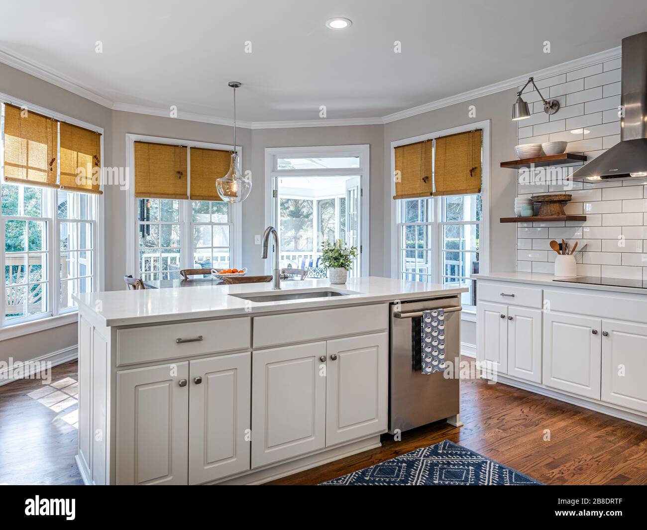 Luxury white interiors hi-res stock photography and images - Alamy