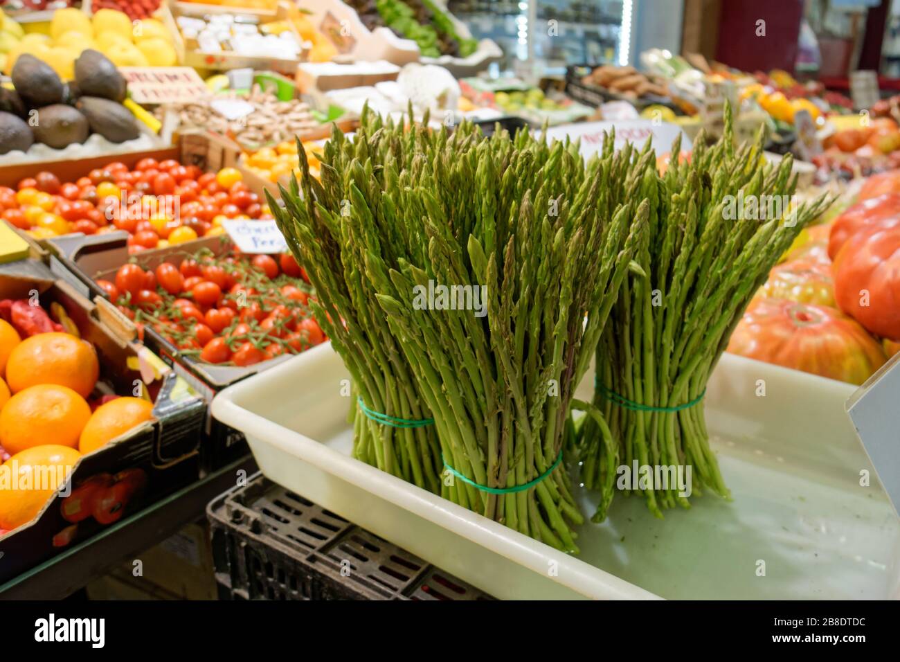 Vegetables grocery store display hi-res stock photography and images ...