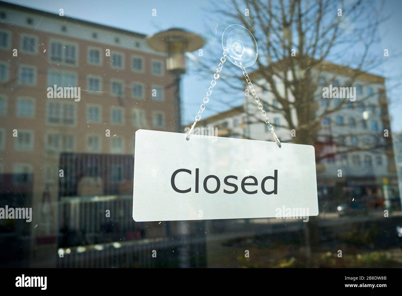 Sign with the inscription "closed" on the window of a shop Stock Photo ...