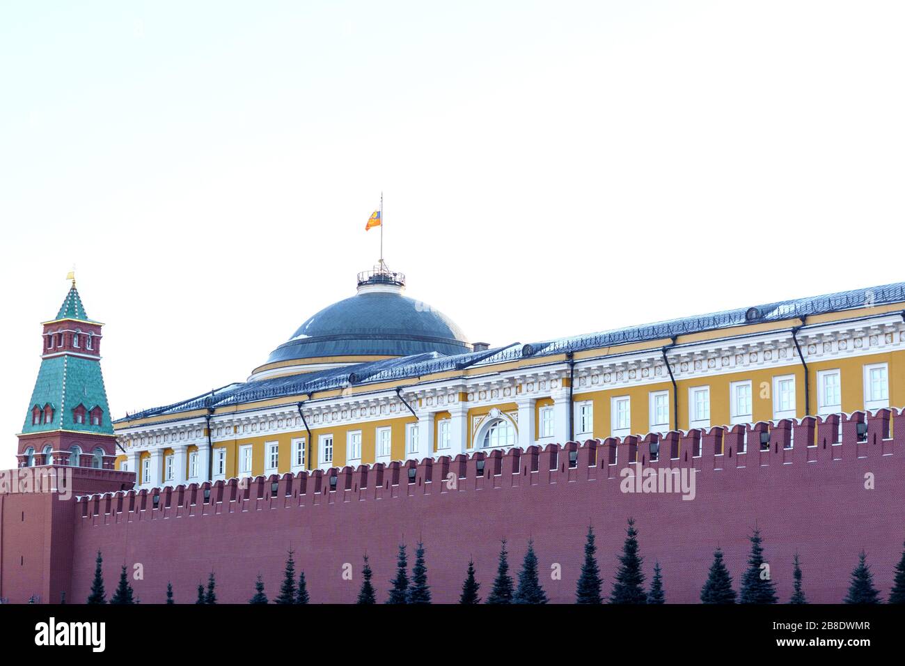 Kremlin Moscow Dome of Senate behind red wall Stock Photo - Alamy