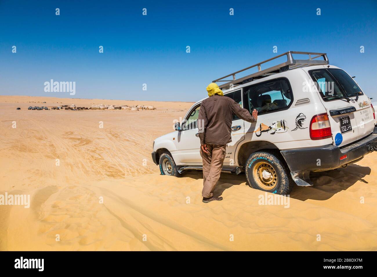 4WD cars in the desert Stock Photo - Alamy