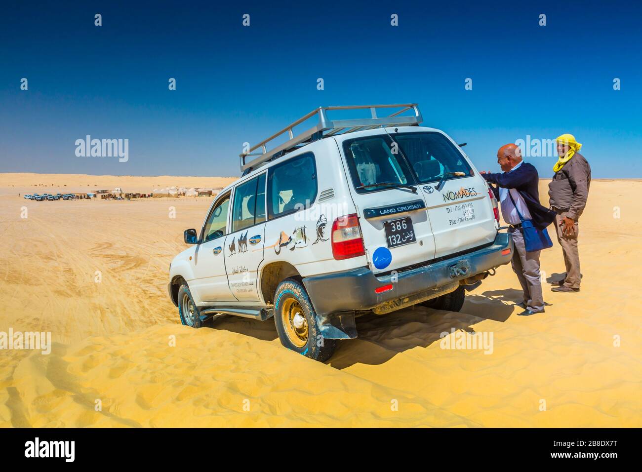 4WD cars in the desert Stock Photo - Alamy