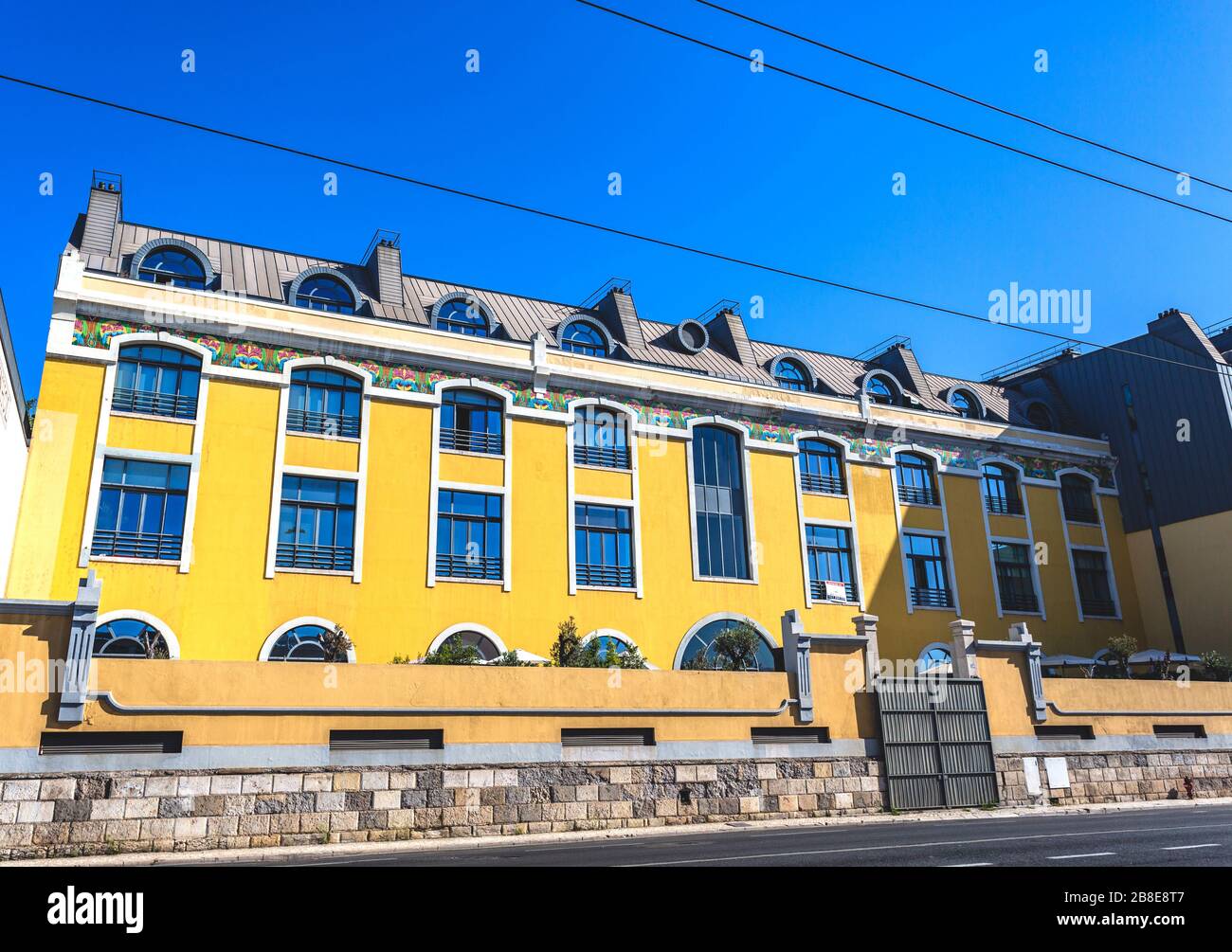 Three storey hotel hi-res stock photography and images - Alamy