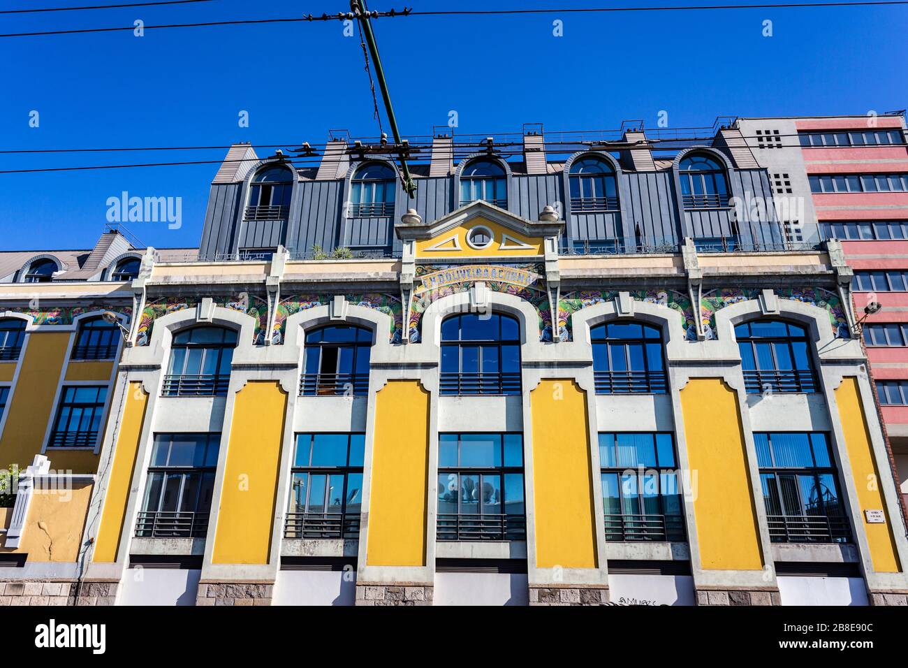 Three storey hotel hi-res stock photography and images - Alamy