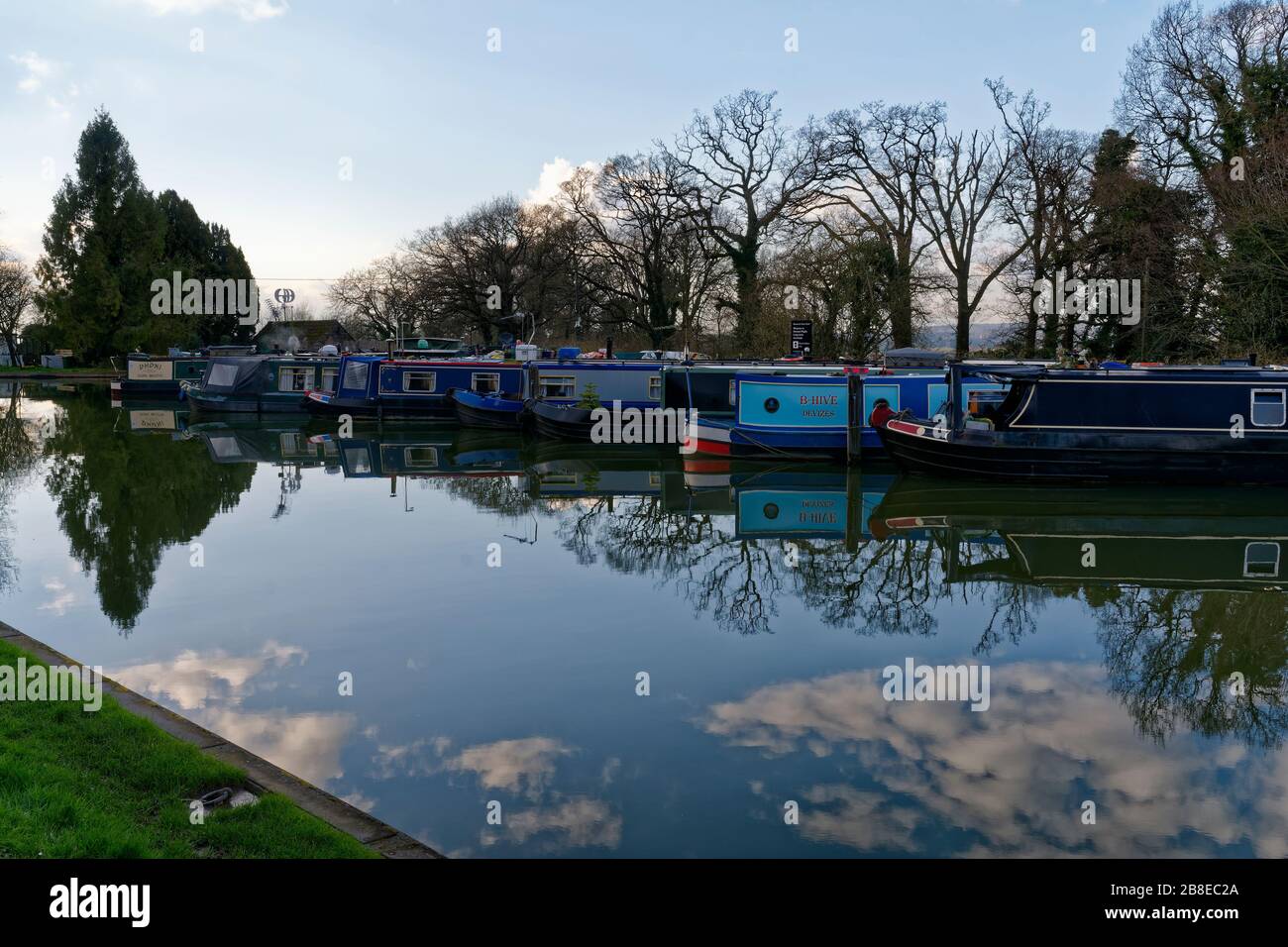 Narrow boats at Devizes Flight long term moorings, Kennet & Avon Canal ...