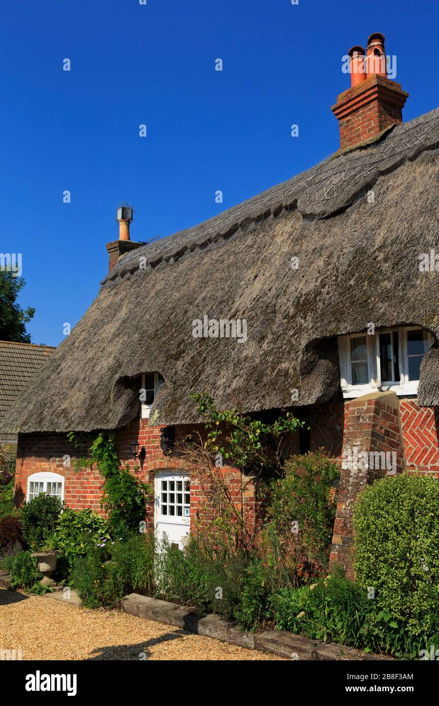 Historic thatched cottage hi-res stock photography and images - Alamy