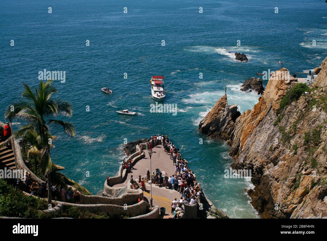 Watching cliff divers in Acapulco, Mexico Stock Photo - Alamy