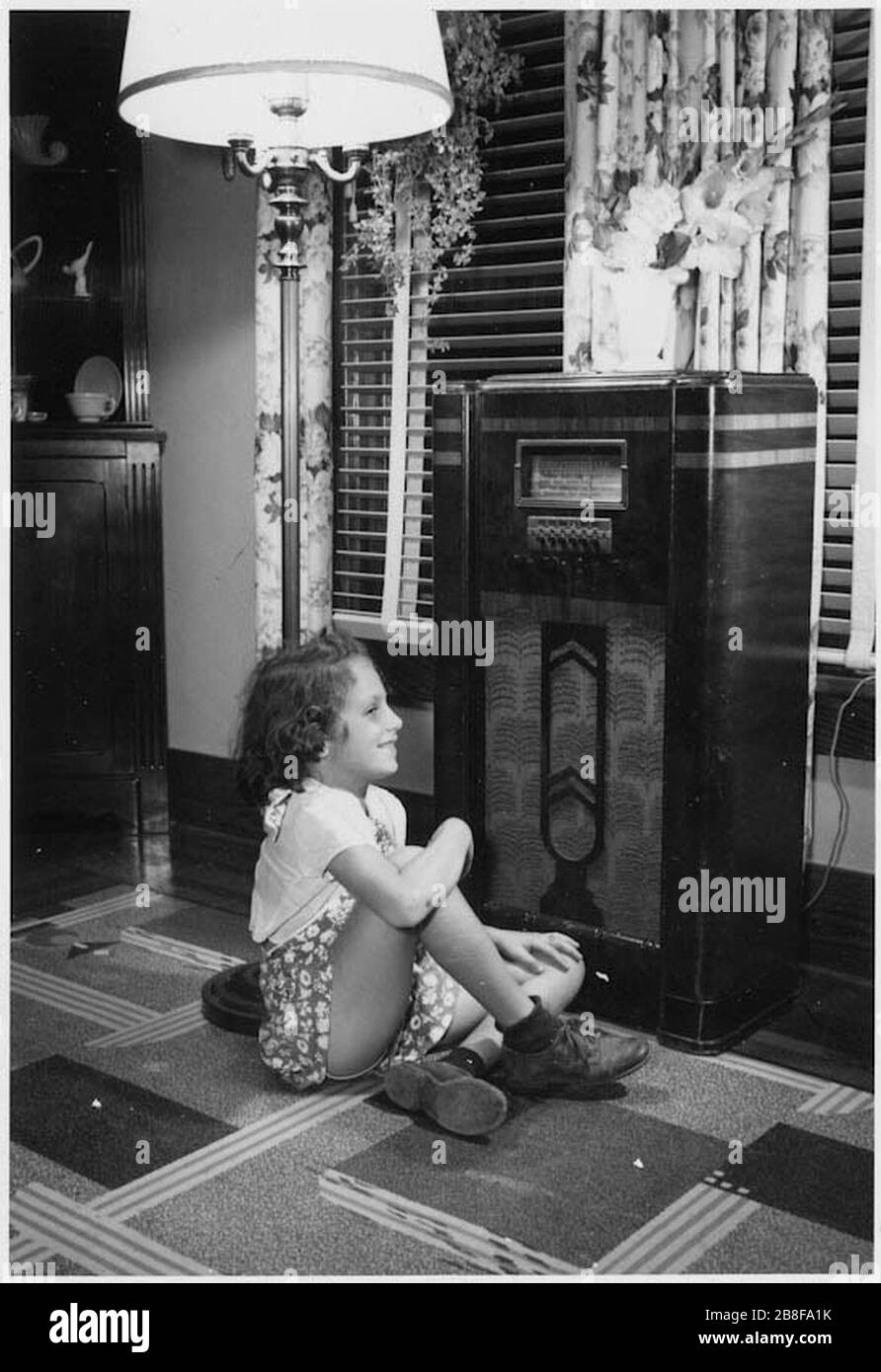 Vintage radio girl hi-res stock photography and images - Alamy
