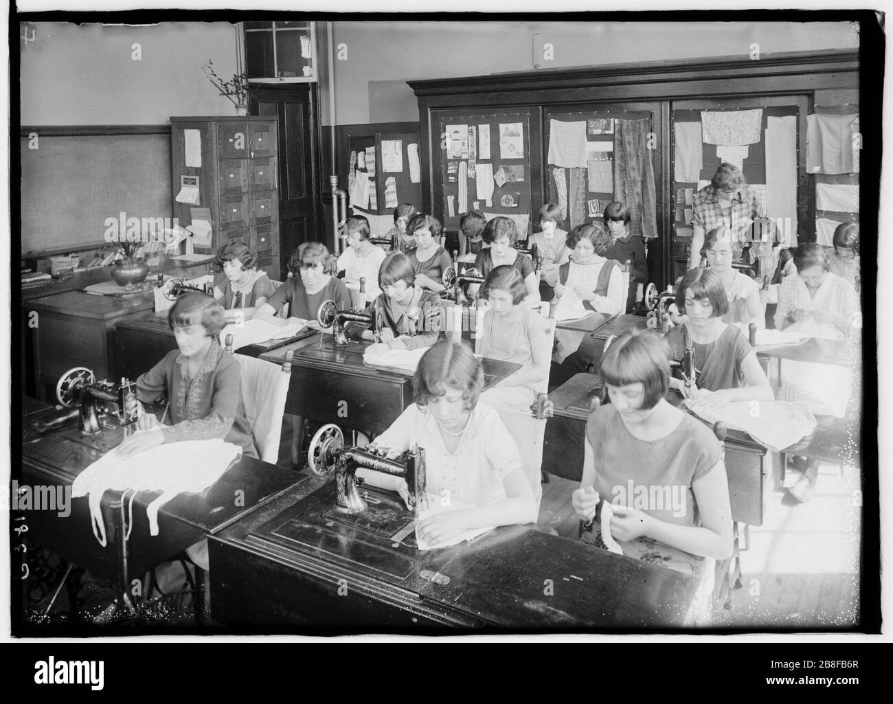 Girl's sewing class Stock Photo - Alamy