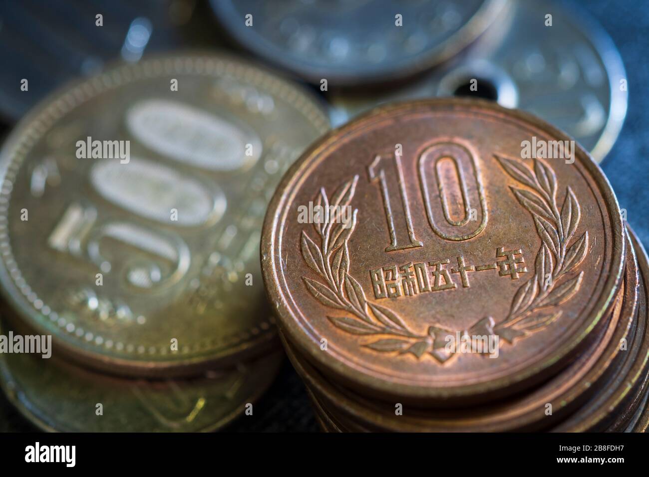 A mix of Japanese Yen coins Stock Photo - Alamy